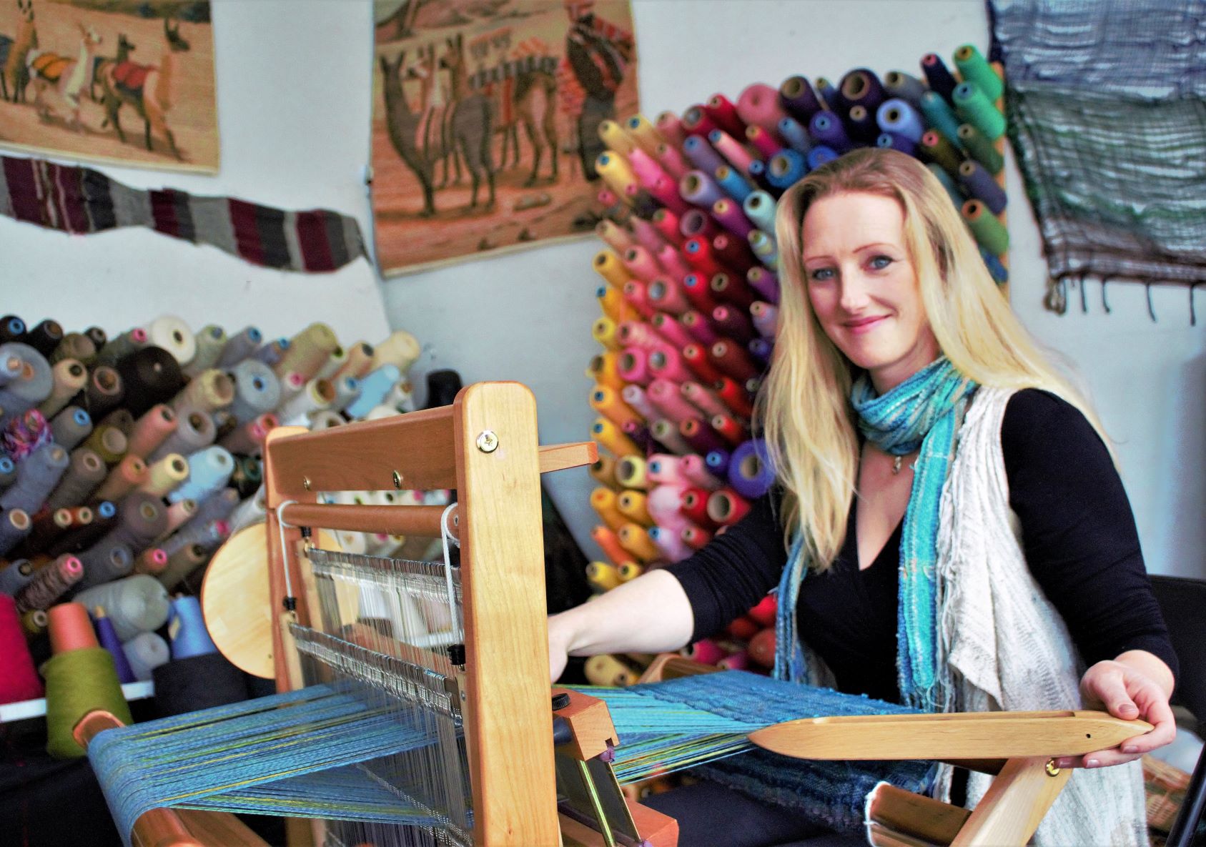 Prue-at-loom-©Prue-Simmons-resized - Dyeing To Weave