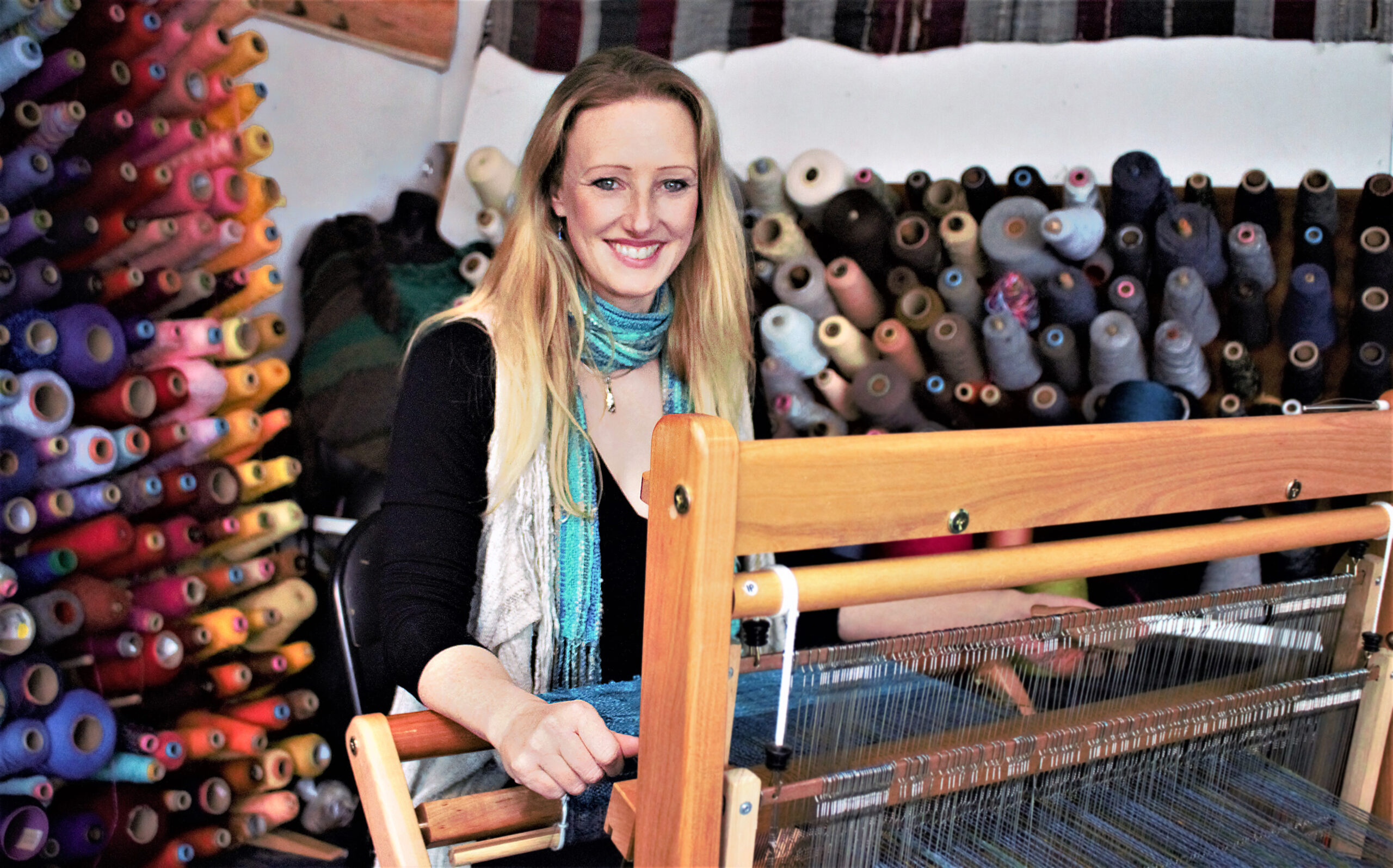 Prue at loom tight ©Prue Simmons_Focus_flip - Dyeing To Weave